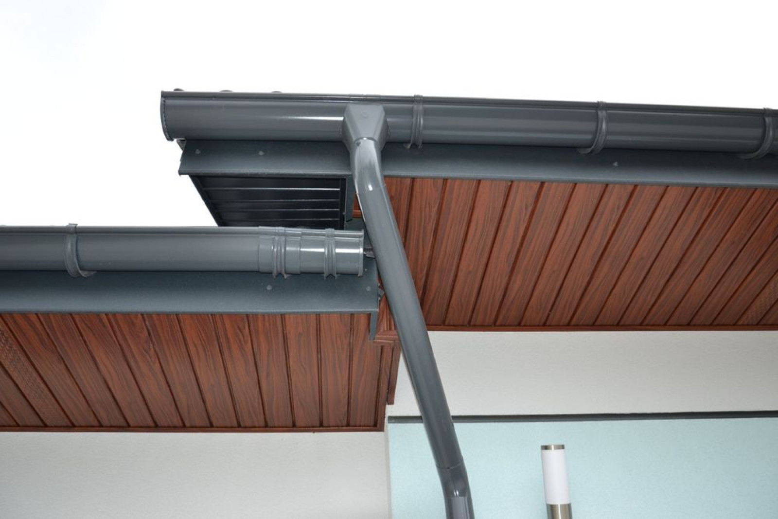 Stalowy system rynnowy się sprawdza, a dekarze byli profesjonalni