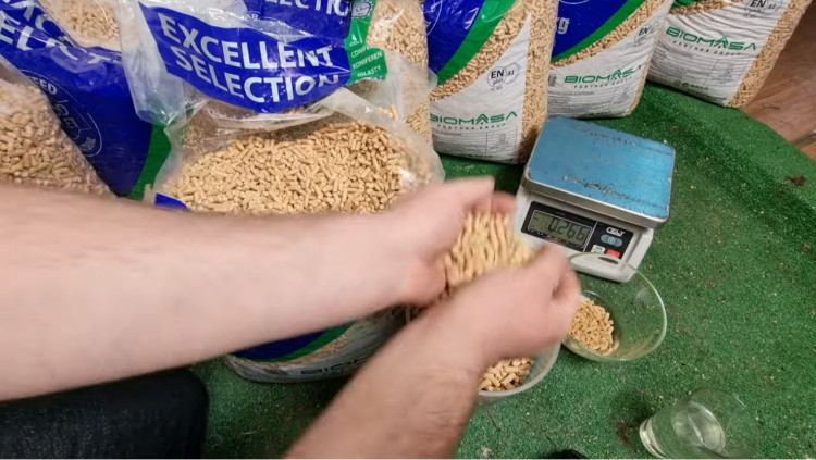 Jak spala się pellet Excellent Selection EN Plus A1|Budujemy Dom