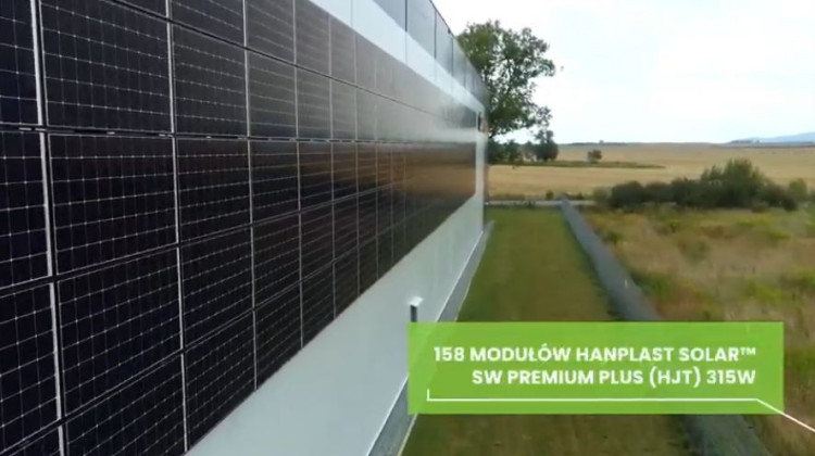 Instalacja fotowoltaiczna o mocy 49,6 kWp na elewacji budynku