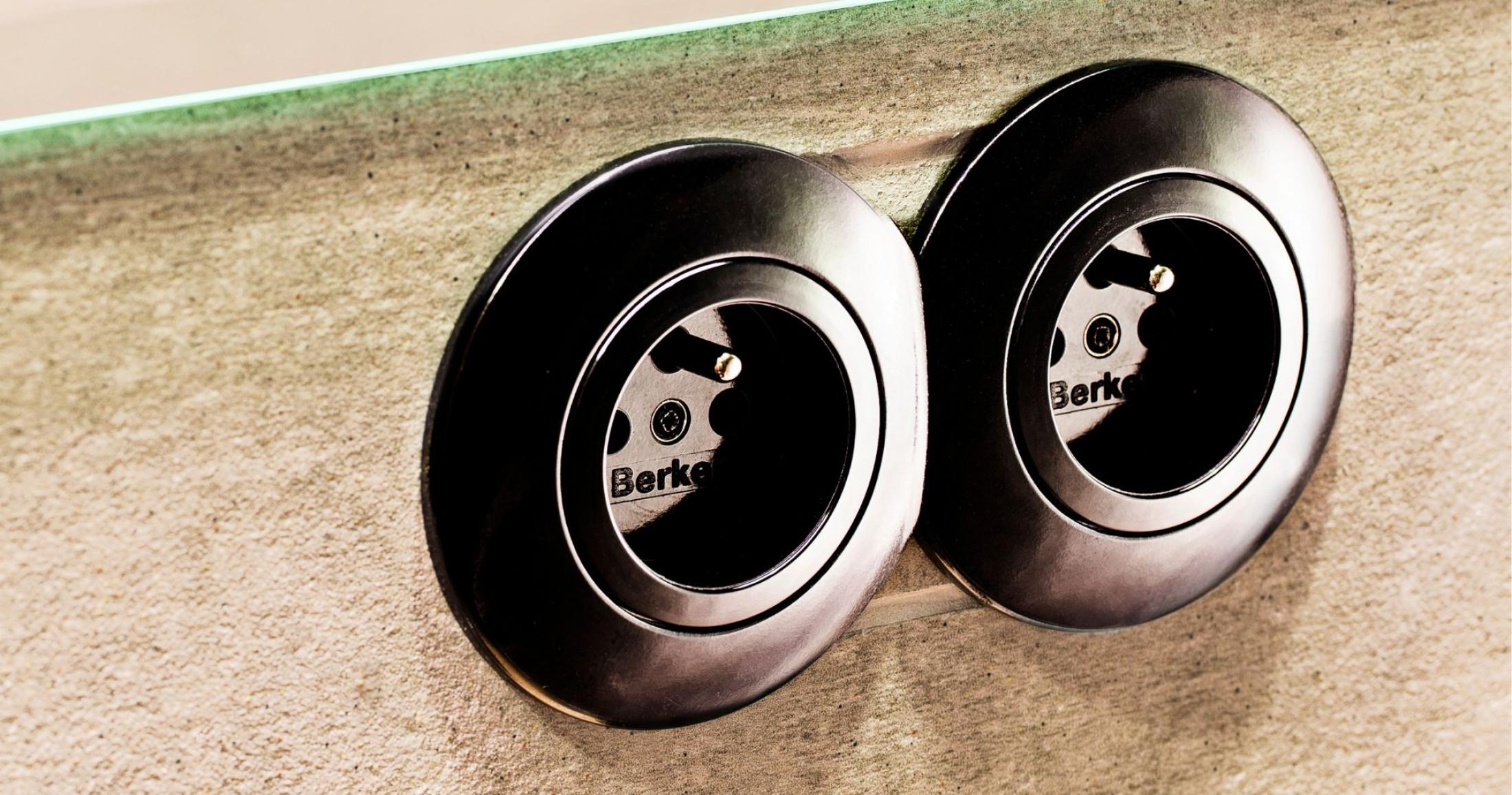 Gniazda z serii Berker 1930