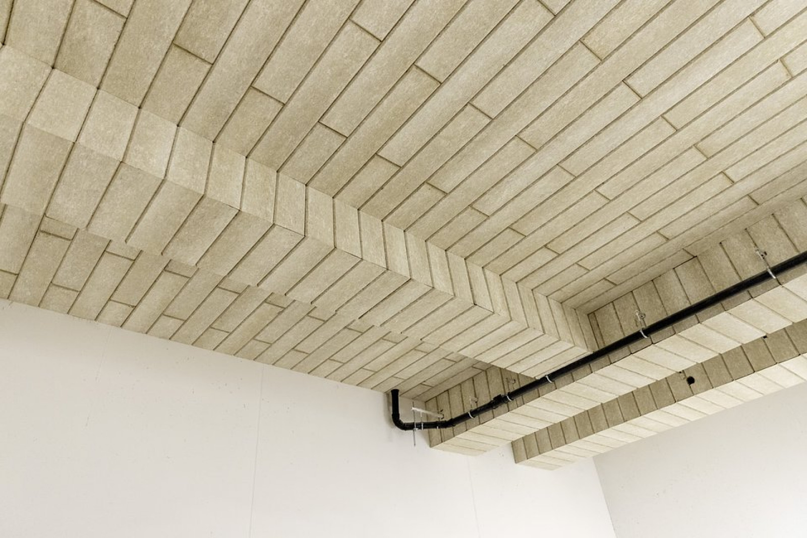 Strop, który zatrzymuje ciepło – jak skutecznie go zaizolować?