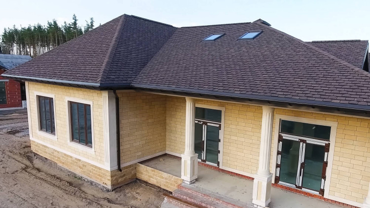 Gont bitumiczny na dach - zalety i wady, ceny. Czy warto wybrać?